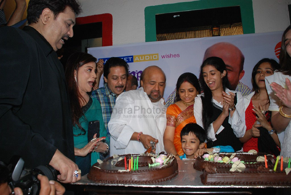 Kumar Sanu at Sameer's 50th birthday in Lokhandwala on Feb 24th 2008 / Kumar Sanu - Bollywood Photos